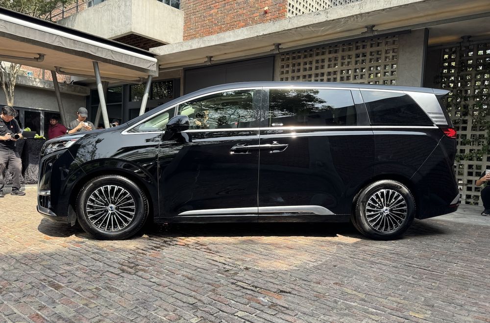 2025 Denza D9 previewed - 2 variants of ultra-luxe fully electric MPV ...