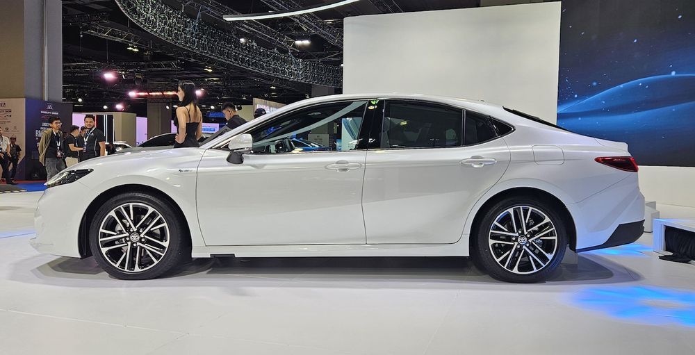 KLIMS: 2025 Toyota Camry (XV80) launched in Malaysia – 230PS 2.5L ...