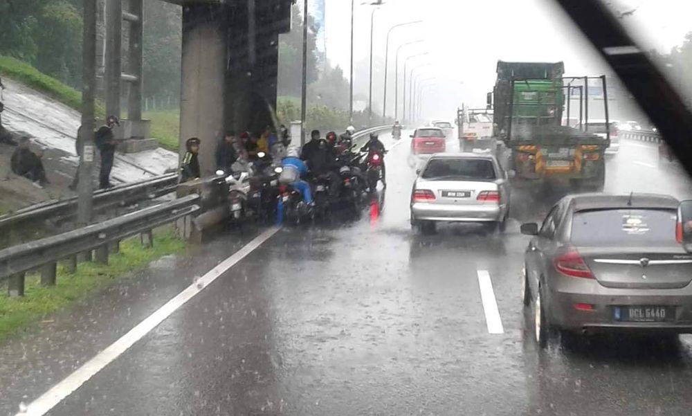 Lagi Insiden Penunggang Motosikal Maut Dirempuh Ketika Berteduh – Ini Tips Berteduh Ketika Hujan ...