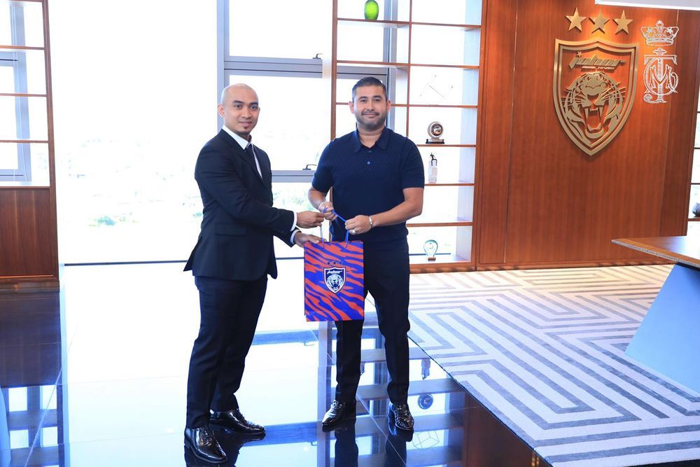 TMJ Pandu Ford GT Ketika Bertemu Azizulhasni – Supercar Rare Bukan Hadiah Buat Jijoe - Auto News ...