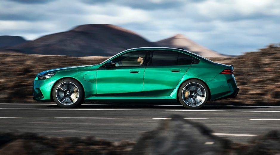 2025 BMW M5 (G90) unveiled as 727PS/100Nm, 2.5 tonne PHEV that’s ...