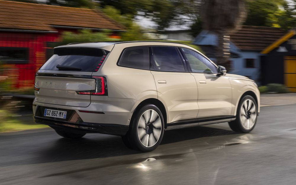 Volvo EX90 snaps up Luxury Car of the Year title at 2025 World Car of ...