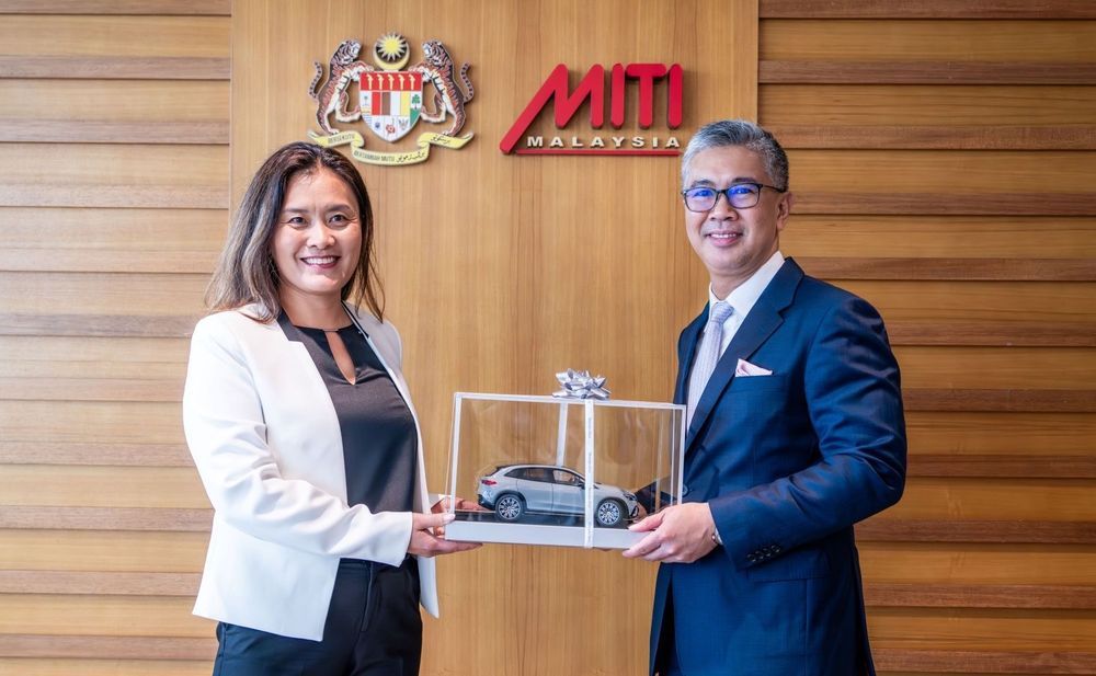 Mercedes-Benz Malaysia presents four EQ models to Tengku Zafrul on ...