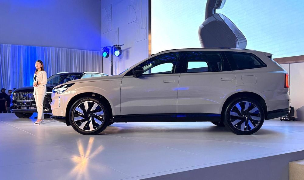 Volvo EX90 snaps up Luxury Car of the Year title at 2025 World Car of ...