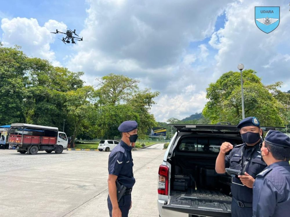 PDRM Drones Monitoring Emergency Lane Drivers On Highway - Auto News ...