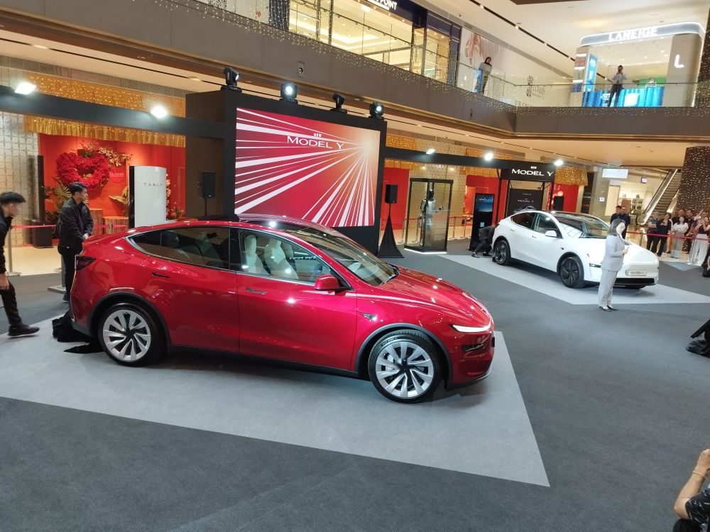 Tesla Model Y ‘Juniper’ debut in Malaysia, on preview at Pavilion ...