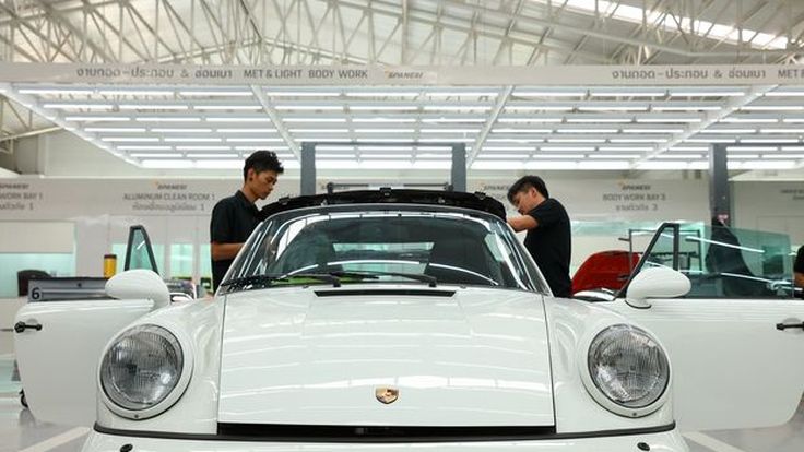 เมื่อ Adam Levine นักร้องนำวง Maroon 5 ได้ลองขับ Porche Mission E ...