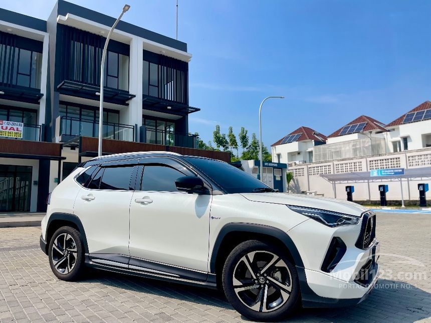 Jual Mobil Toyota Yaris Cross 2023 S HV (2 Tone) w GR Parts Aero Pkg (Prem Clr) 1.5 di DKI ...