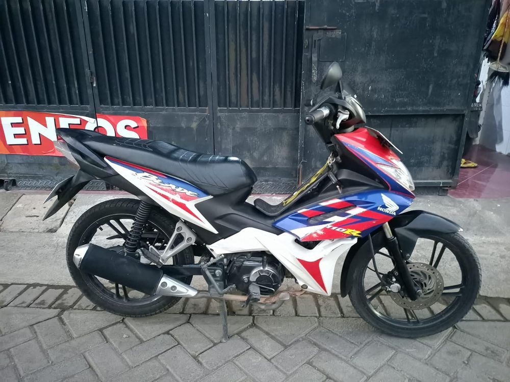 Kelebihan dan Kekurangan Honda Blade 110R Generasi Pertama, Pakai Mesin ...