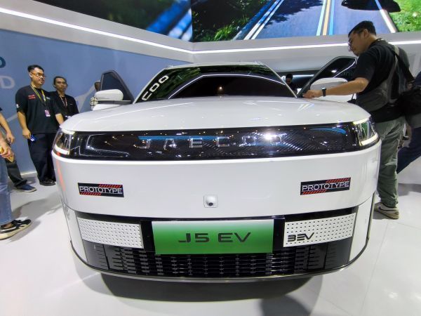 JAECOO J5 EV Tampil Perdana Secara Global di IIMS 2025 - Mobil Listrik | Mobil123