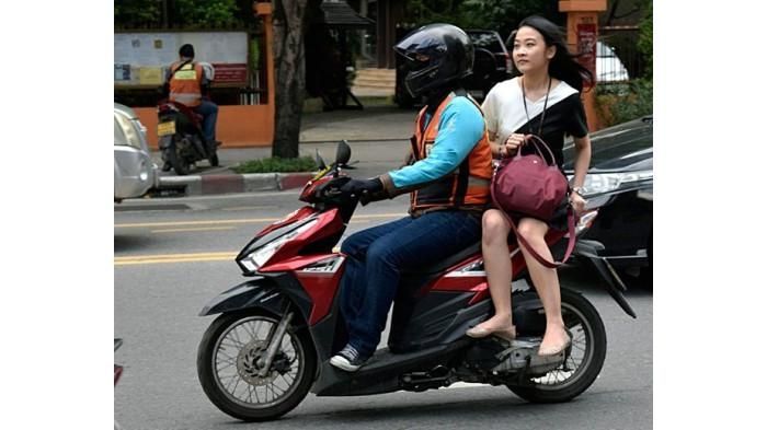 Hai Ladies, Ini Bahayanya Dibonceng dengan Posisi Duduk Menyamping - Berita Otomotif | Mobil123