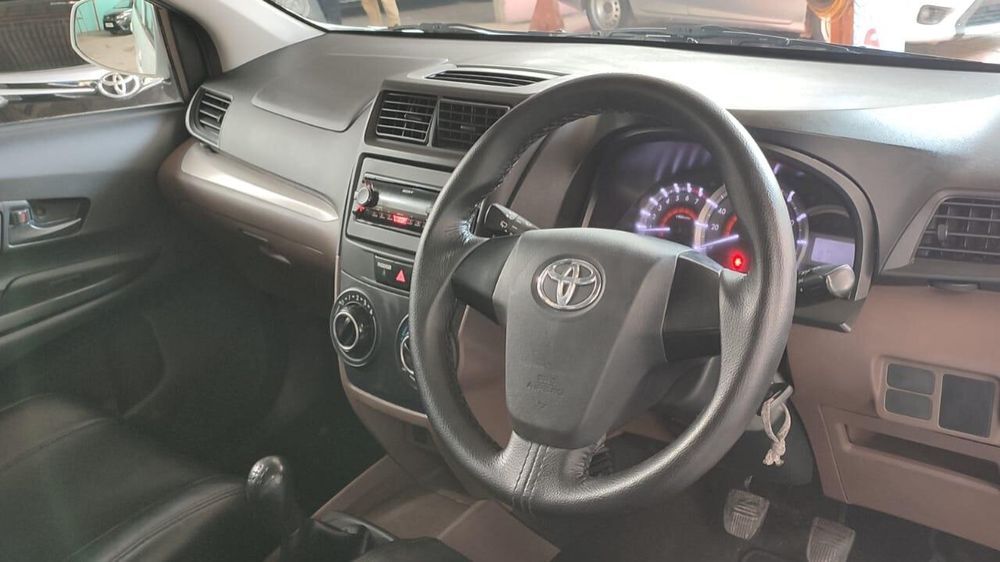 Perbandingan Toyota Transmover vs Honda Mobilio S, Mana Bekas Taksi ...