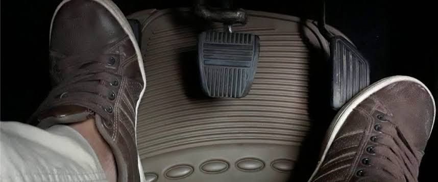 Injak Rem Atau Kopling Dulu Saat Mengurangi Kecepatan Mobil Manual ...