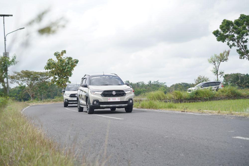 Warna Baru Savanna Ivory Suzuki New XL 7 Hybrid Paling Diminati ...