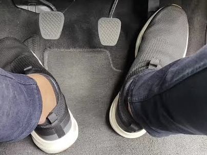 Injak Rem Atau Kopling Dulu Saat Mengurangi Kecepatan Mobil Manual ...