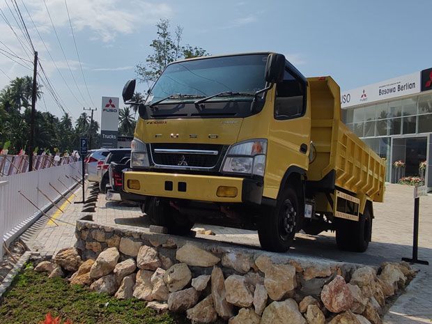 Berkenalan dengan Mitsubishi Fuso FN 527 ML, Truk 220 PS 6x4 Legendaris ...