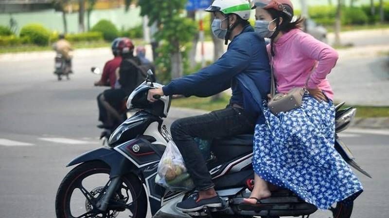 Hai Ladies, Ini Bahayanya Dibonceng dengan Posisi Duduk Menyamping - Berita Otomotif | Mobil123