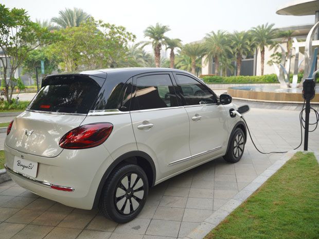 Wuling Mau Bantu Bikin 100 Tempat Cas Mobil Listrik pada 2024 - Mobil ...