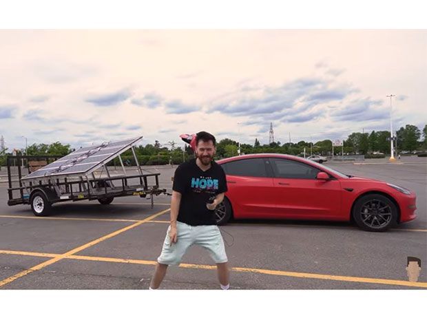 Luar Biasa, Charge Mobil Listrik dengan Panel Surya Portable Butuh ...