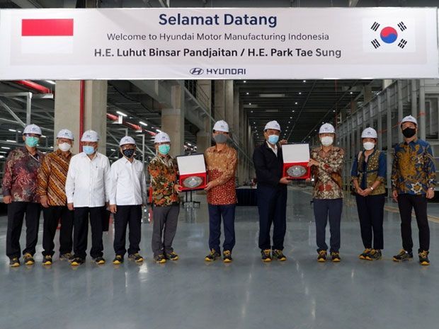 Luhut Kunjungi Pabrik Hyundai, Sempat Tulis Pesan dan Tanda Tangan ...