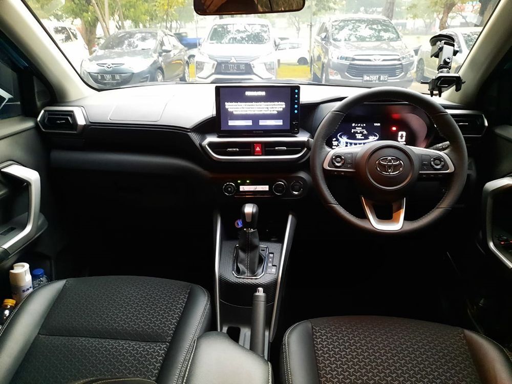 Test Drive Toyota Raize, Si Kecil Bejubel Fitur - Review | Mobil123