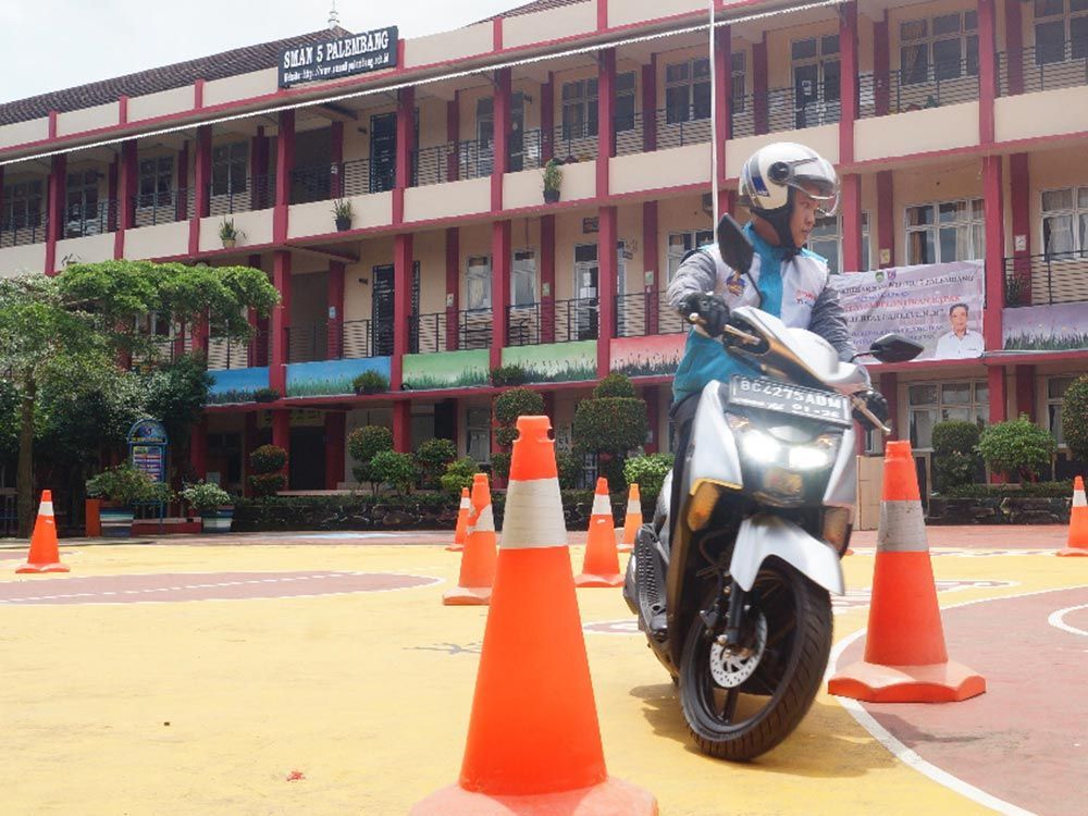 Tips Belajar Naik Motor Matik - Berita Otomotif | Mobil123