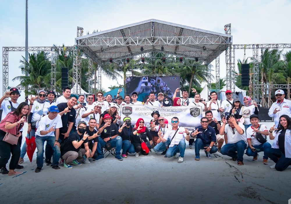 Rayakan 1 Dekade, White Car Community "Putihkan" Ancol - Berita ...